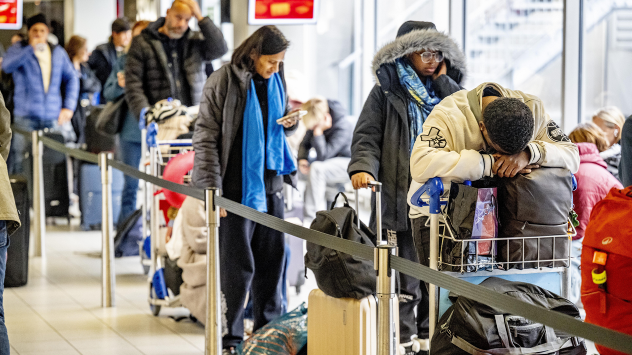 Norwich family quit 'chaotic' Amsterdam airport for ferry - BBC News