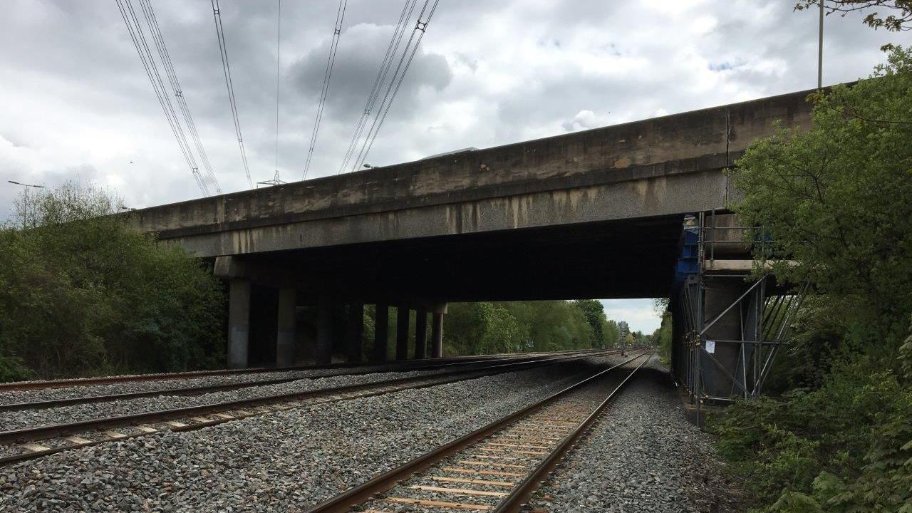 Oxford MPs urge government to fund ailing bridge replacement - BBC News