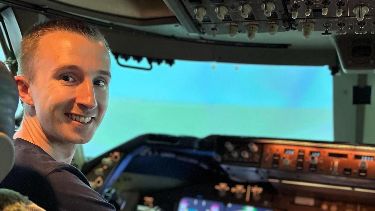 Plane spotter calls for NI viewing area after Dublin plan - BBC News