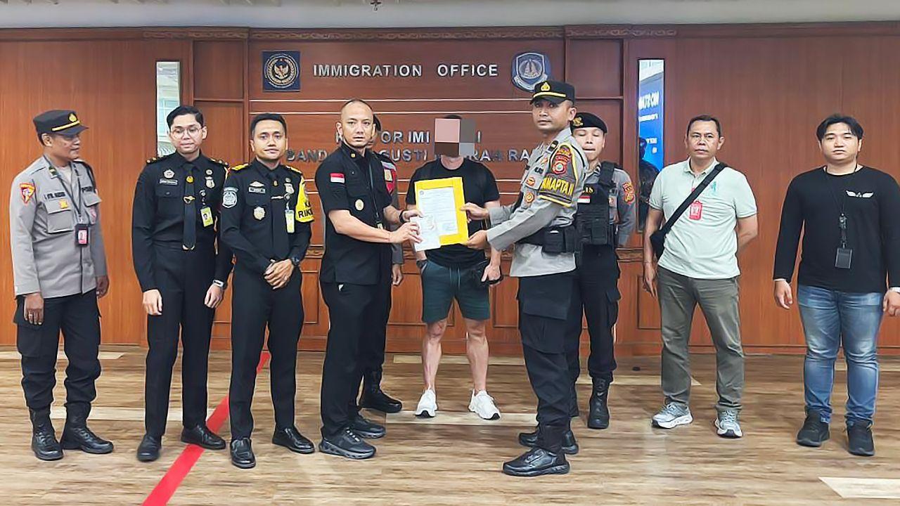 Crime boss Steven Lyons paraded by Bali police after airport arrest ...