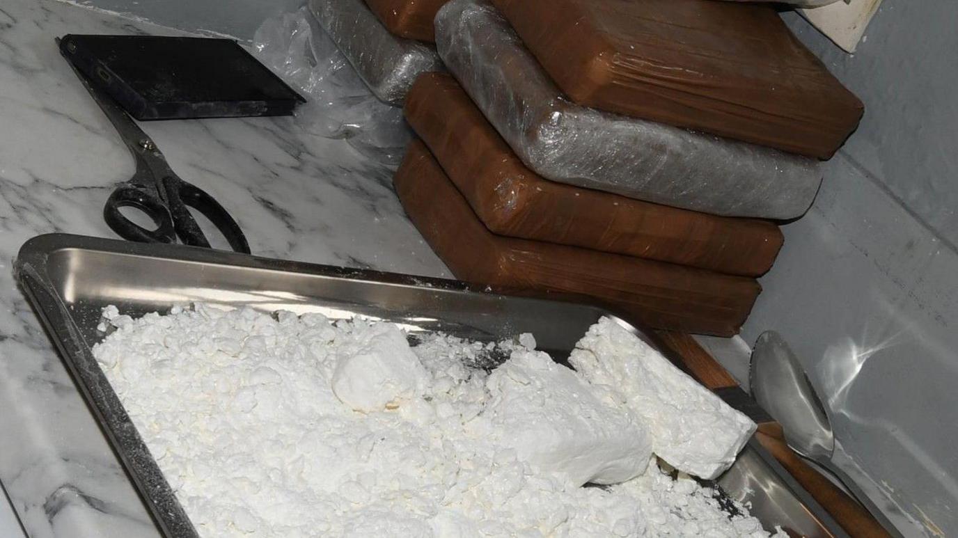 Greater Manchester Police search for drug boss Thomas Hunt - BBC News