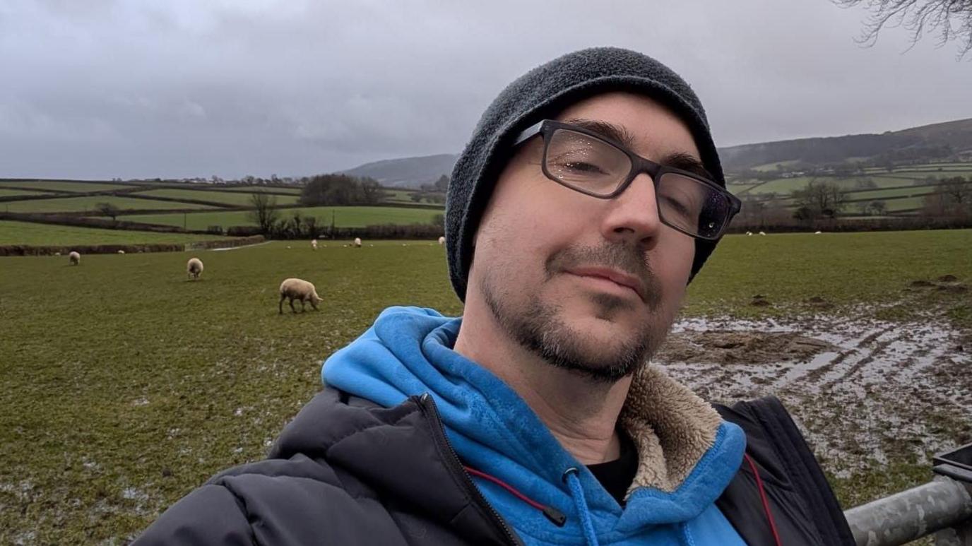 How walking saved a Cornwall dad after burnout and addiction - BBC News