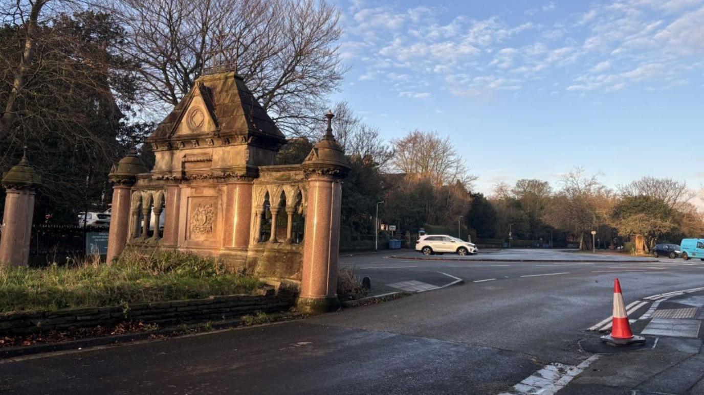 Bus crashes into Liverpool's 150-year-old Sefton Park gate - BBC News