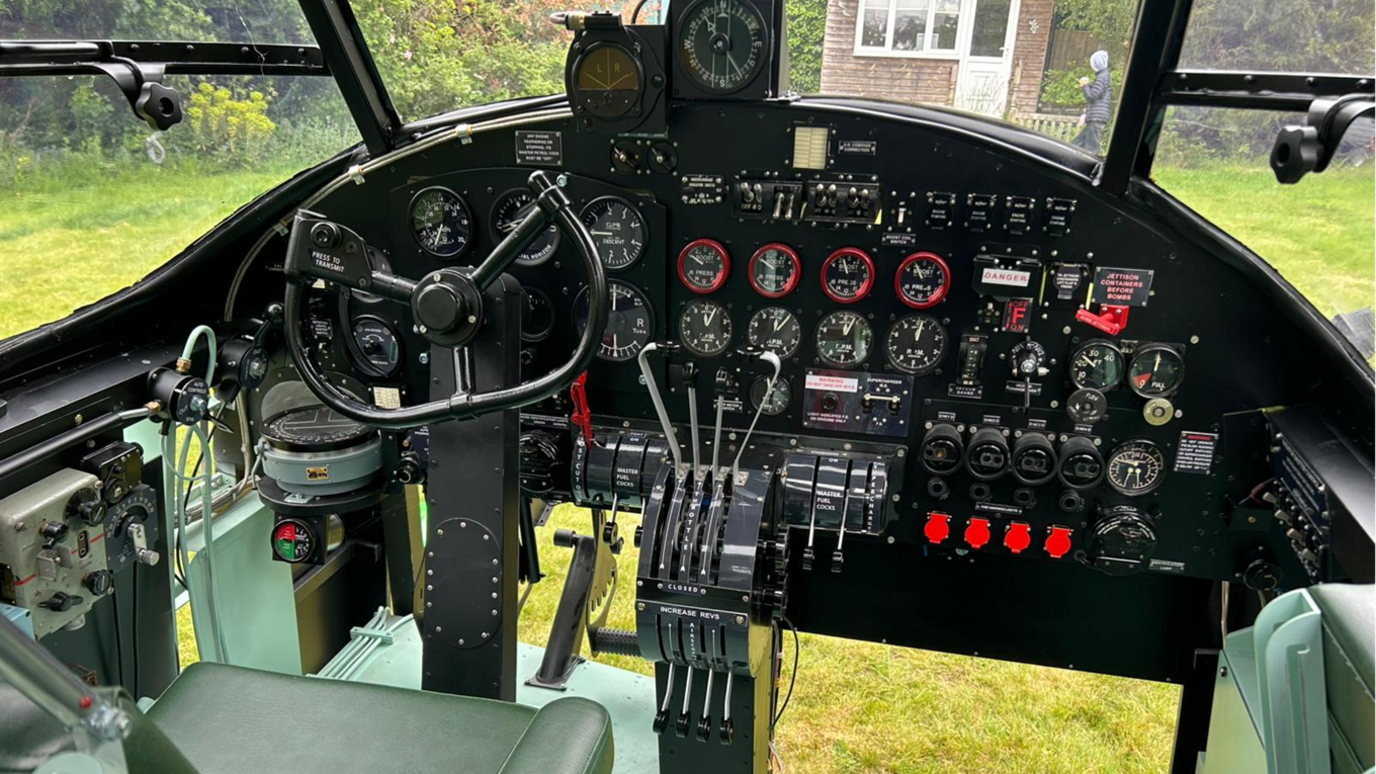 'Our dad built exact replica of WW2 Lancaster bomber cockpit' - BBC News