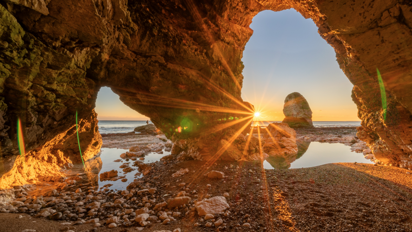 Photographer captures Isle of Wight cliff fall aftermath - BBC News