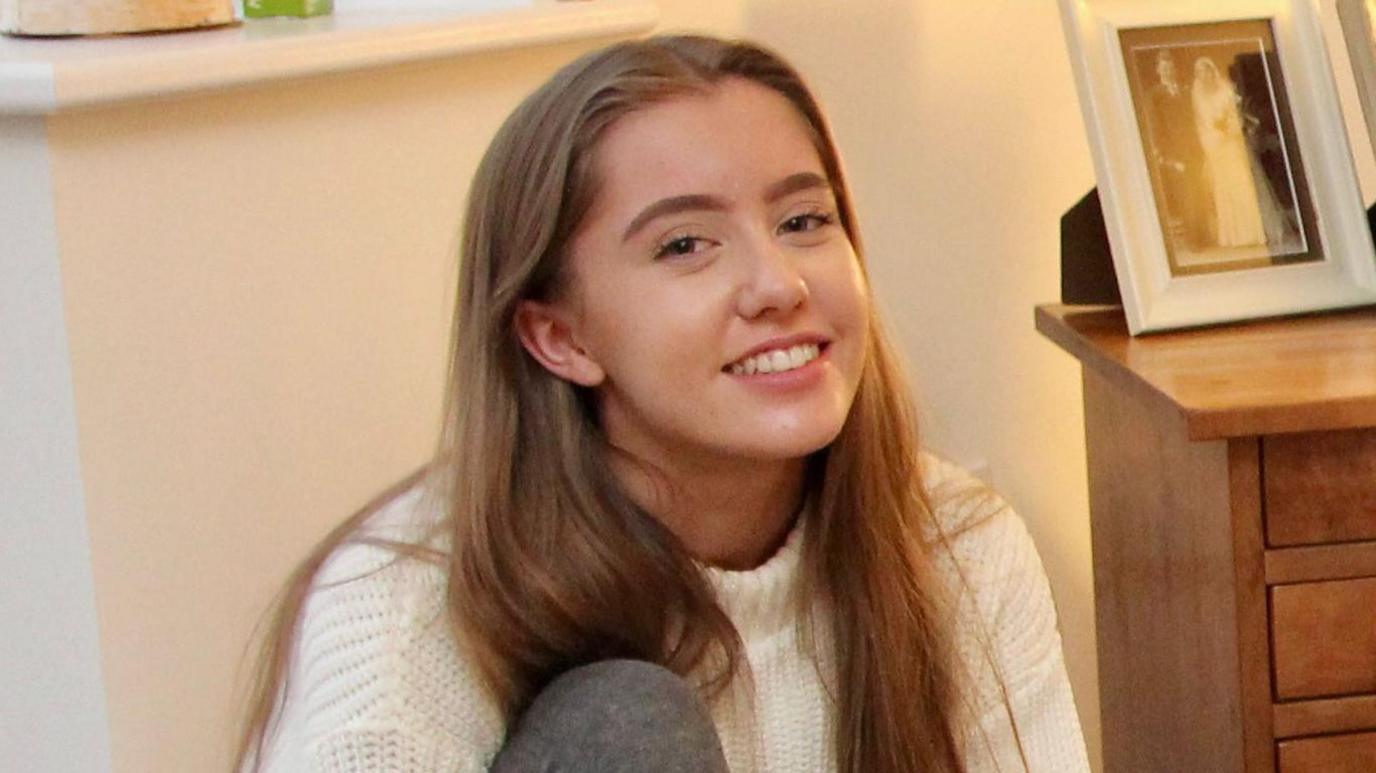 'Friends thought daughter's meningitis symptoms were heatstroke' - BBC News