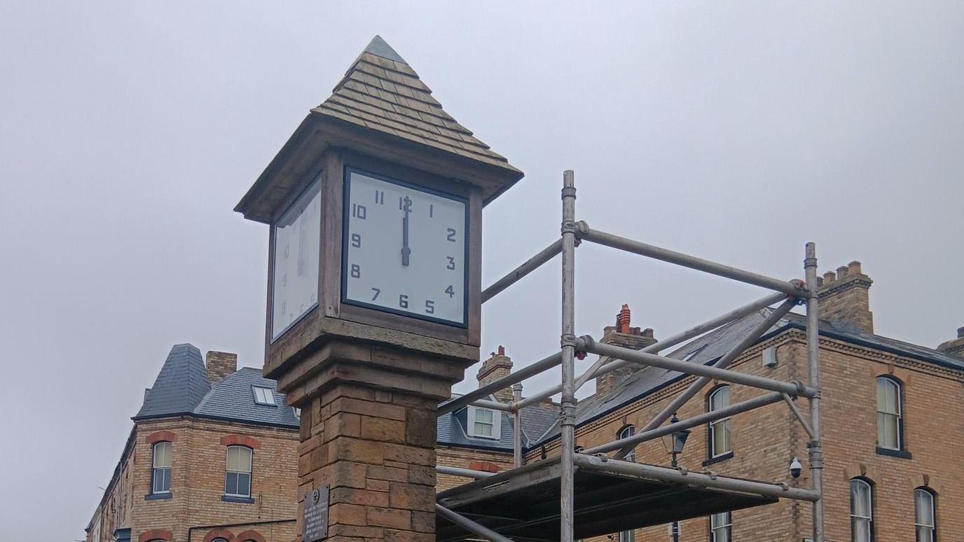 'Wonderful' Saltburn town clock fully restored by council - BBC News