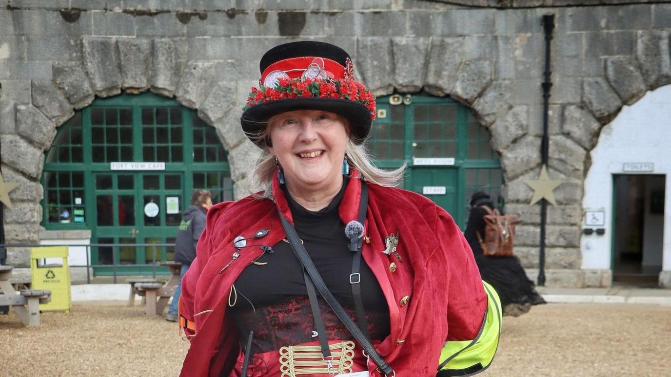 Nothe Fort hosts Steampunks for Yuletide weekend - BBC News