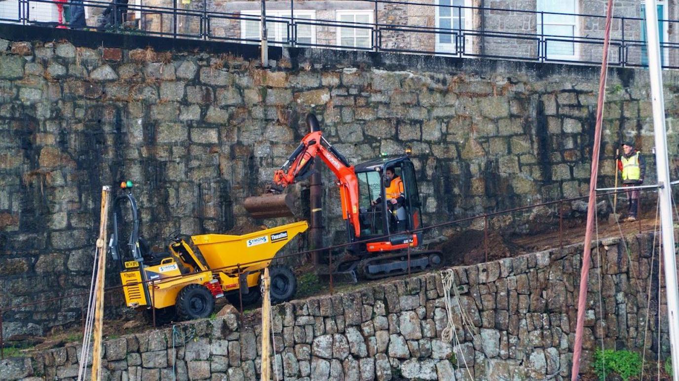 Major repairs to Newlyn's historic harbour and quay under way - BBC News