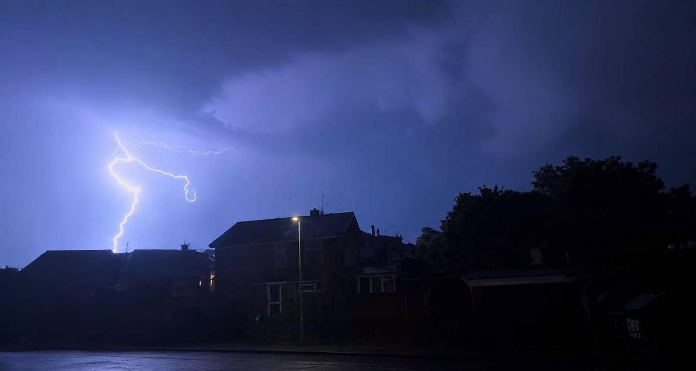 West of England sees storms overnight after Met Office warning - BBC News