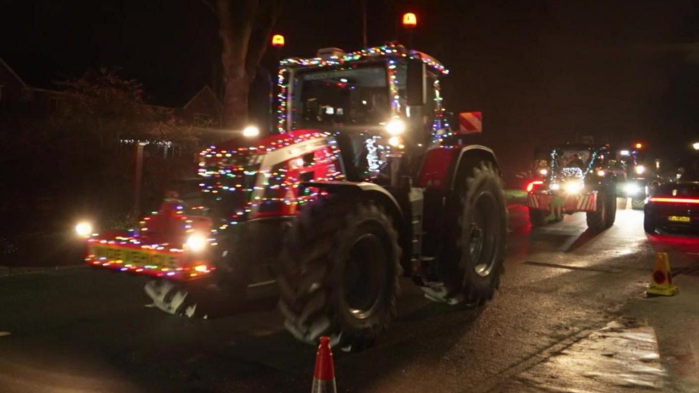 Christmas tractor convoy rolls through East Yorkshire villages - BBC News