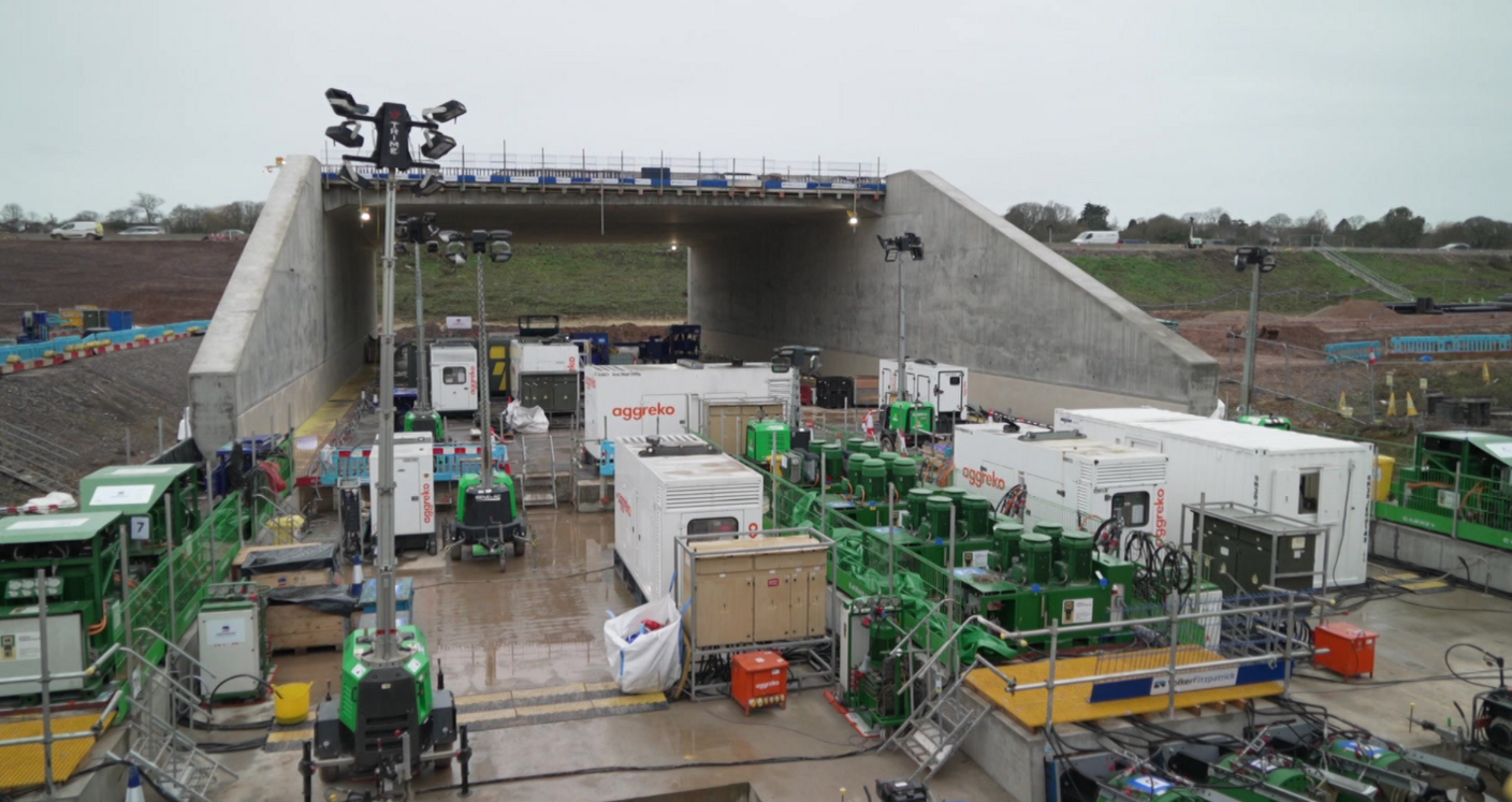 Final push to install 8,500-tonne M27 underpass in Hampshire - BBC News