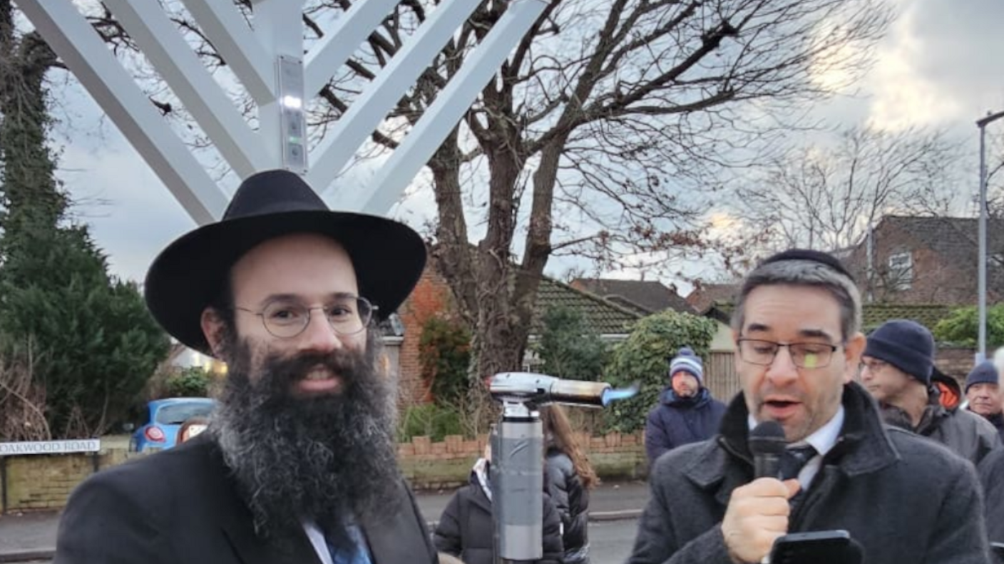 'Light your menorah and be proudly Jewish,' says Herts rabbi - BBC News