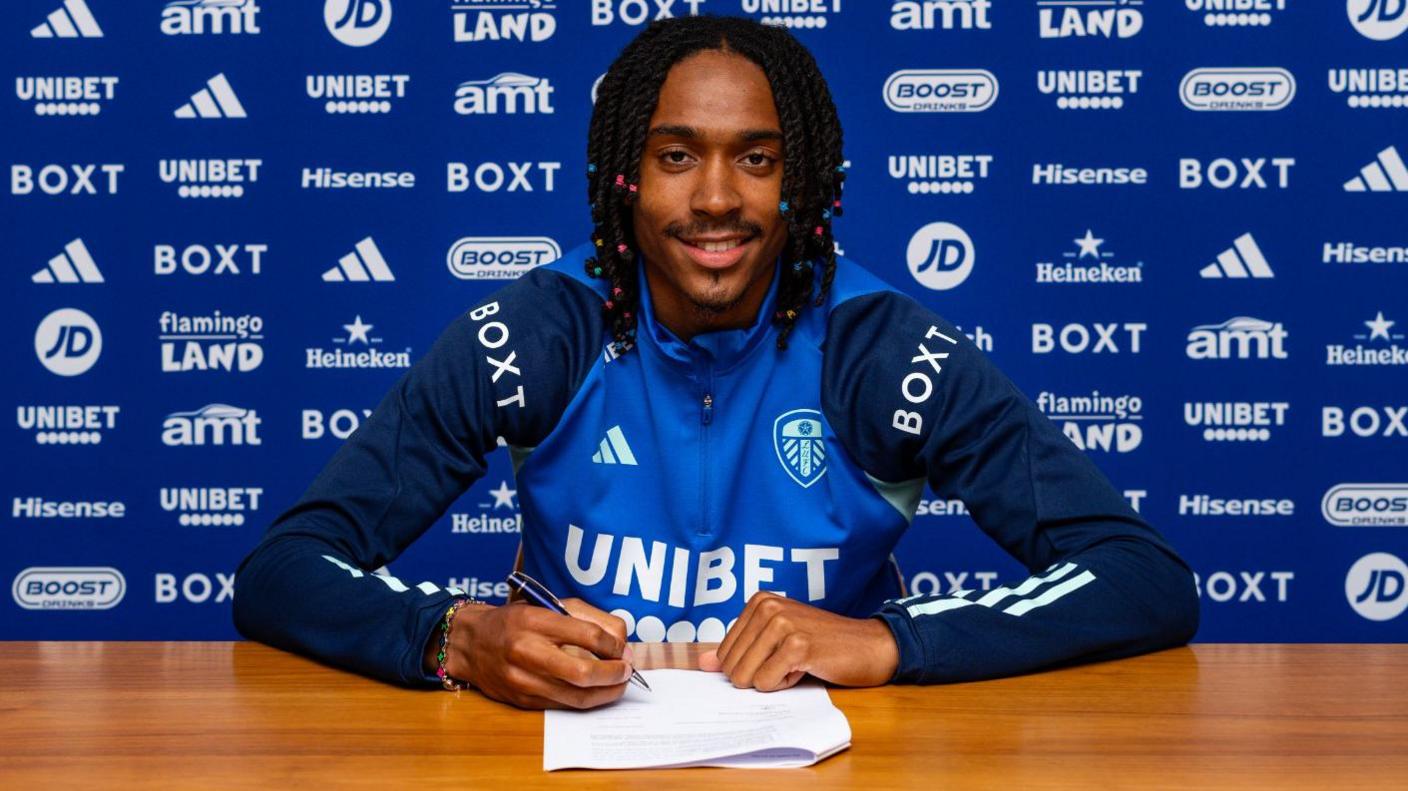 Tottenham Hotspur: Djed Spence joins Leeds United on loan - BBC Sport