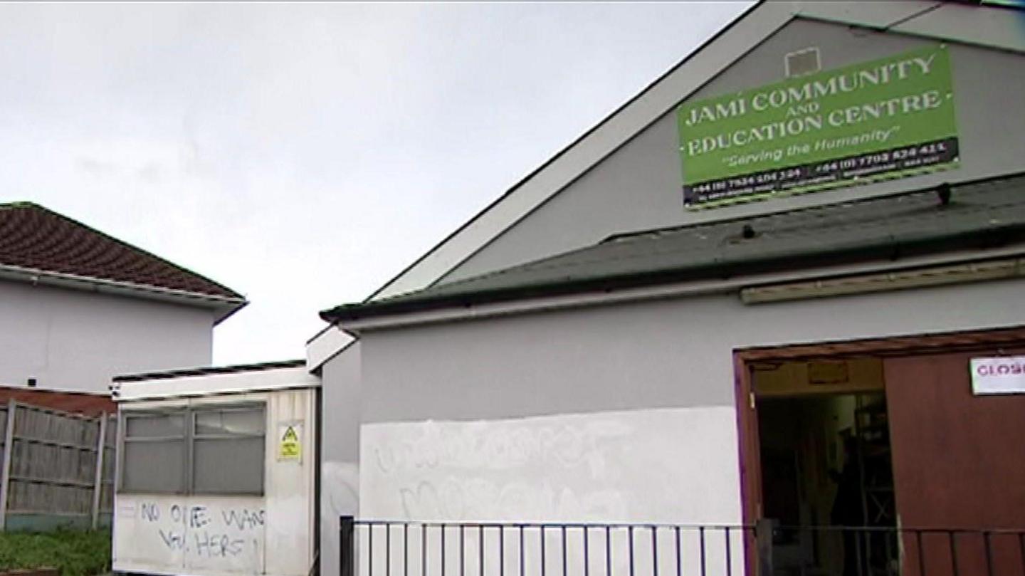 Police investigate racist graffiti at Birmingham mosque - BBC News