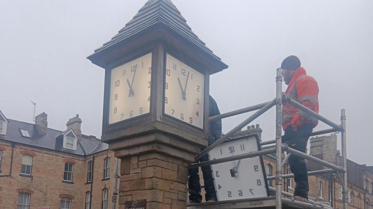 'Wonderful' Saltburn town clock fully restored by council - BBC News
