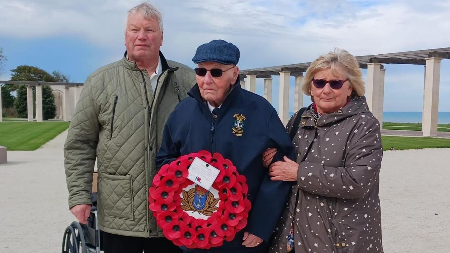 Funeral takes place in Bedfordshire for 101-year-old WW2 veteran - BBC News