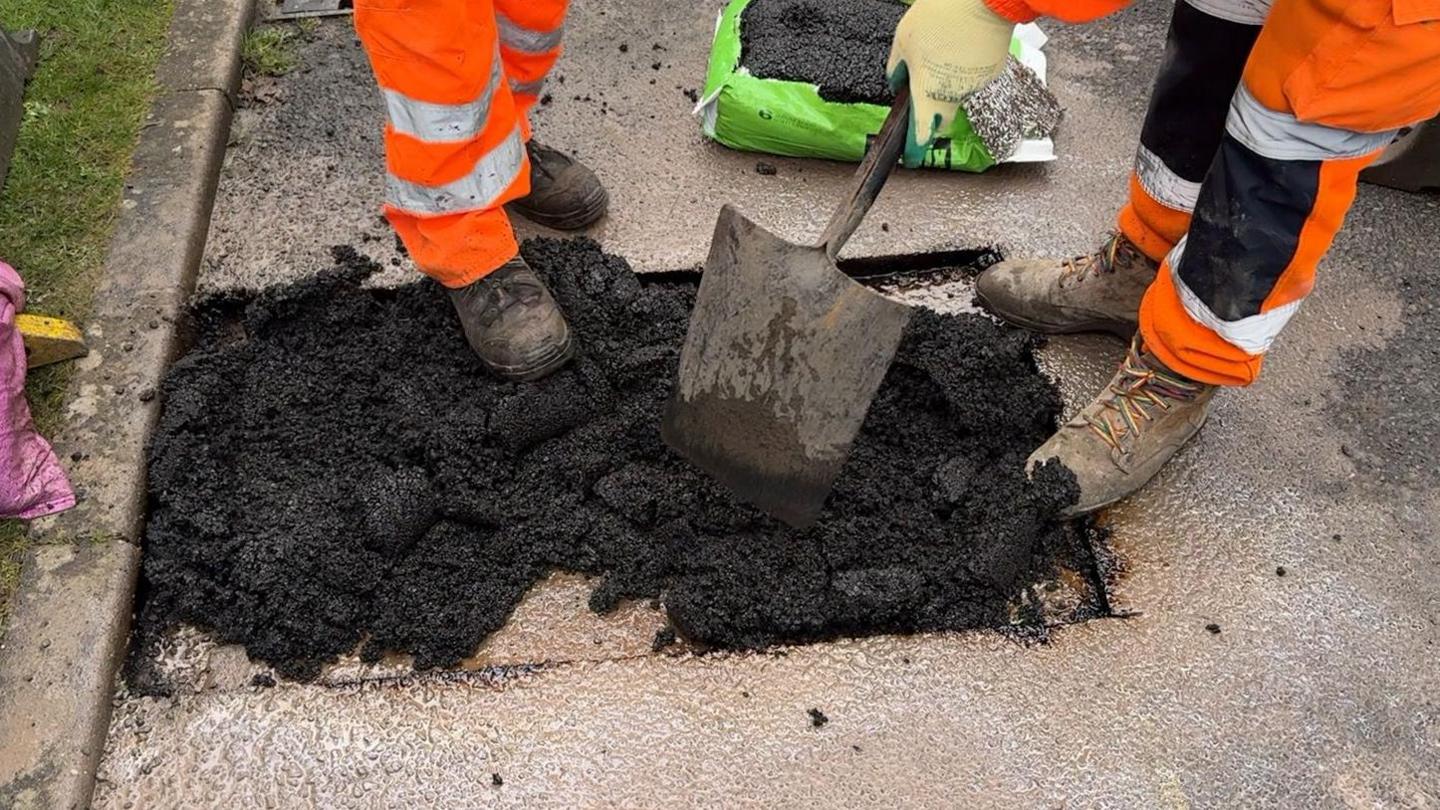 How to fix a pothole from the best in the business - BBC News