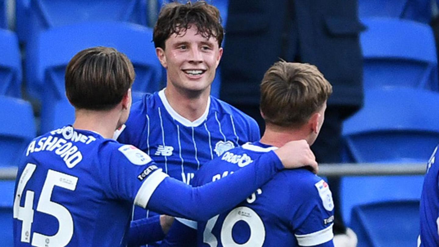 Cardiff City 3-0 Mansfield Town: Bluebirds reclaim top spot - BBC Sport