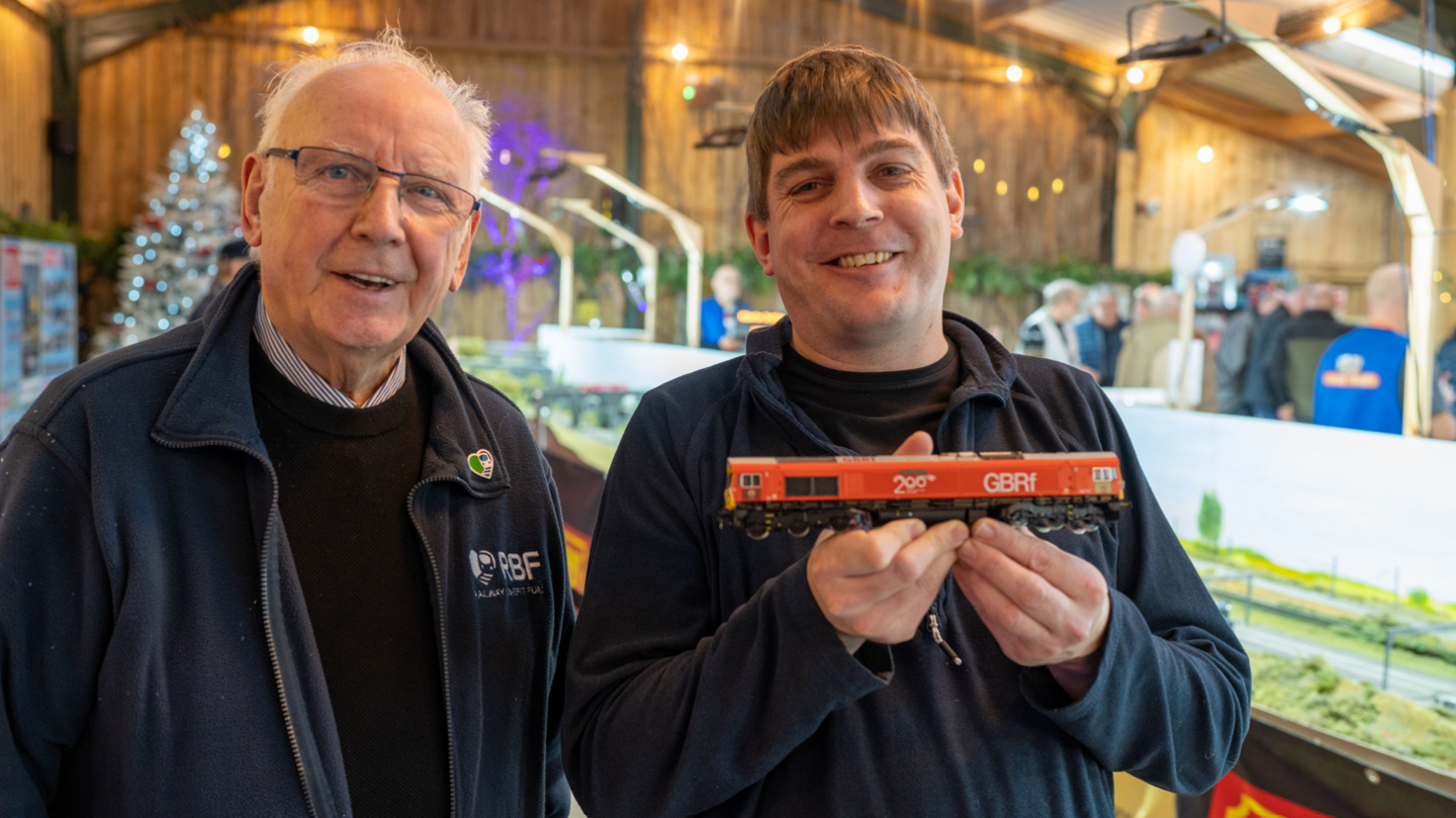 Pete Waterman's model railway gets a little Inspiration - BBC News