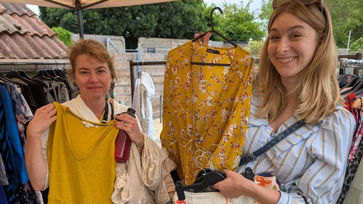 Wiltshire clothes swap saves 2,000 items from landfill - BBC News