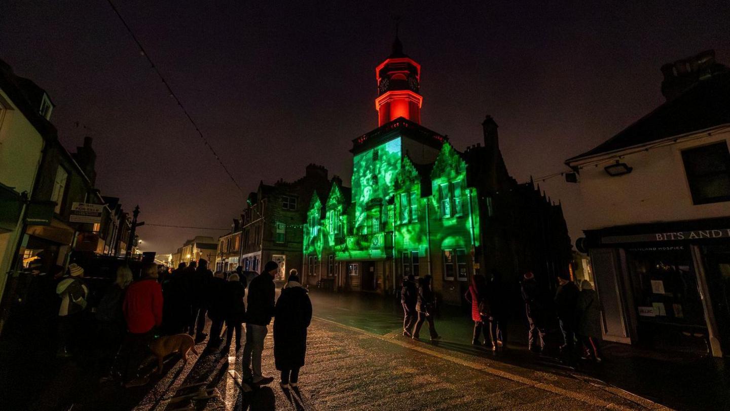 In pictures: Light show kicks off Dingwall 800 celebrations - BBC News