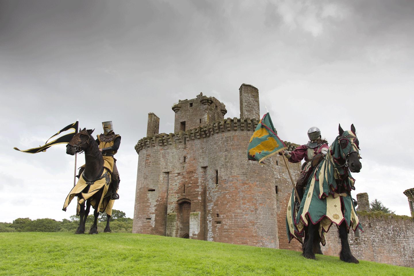 In pictures: Caerlaverock Castle jousting - BBC News