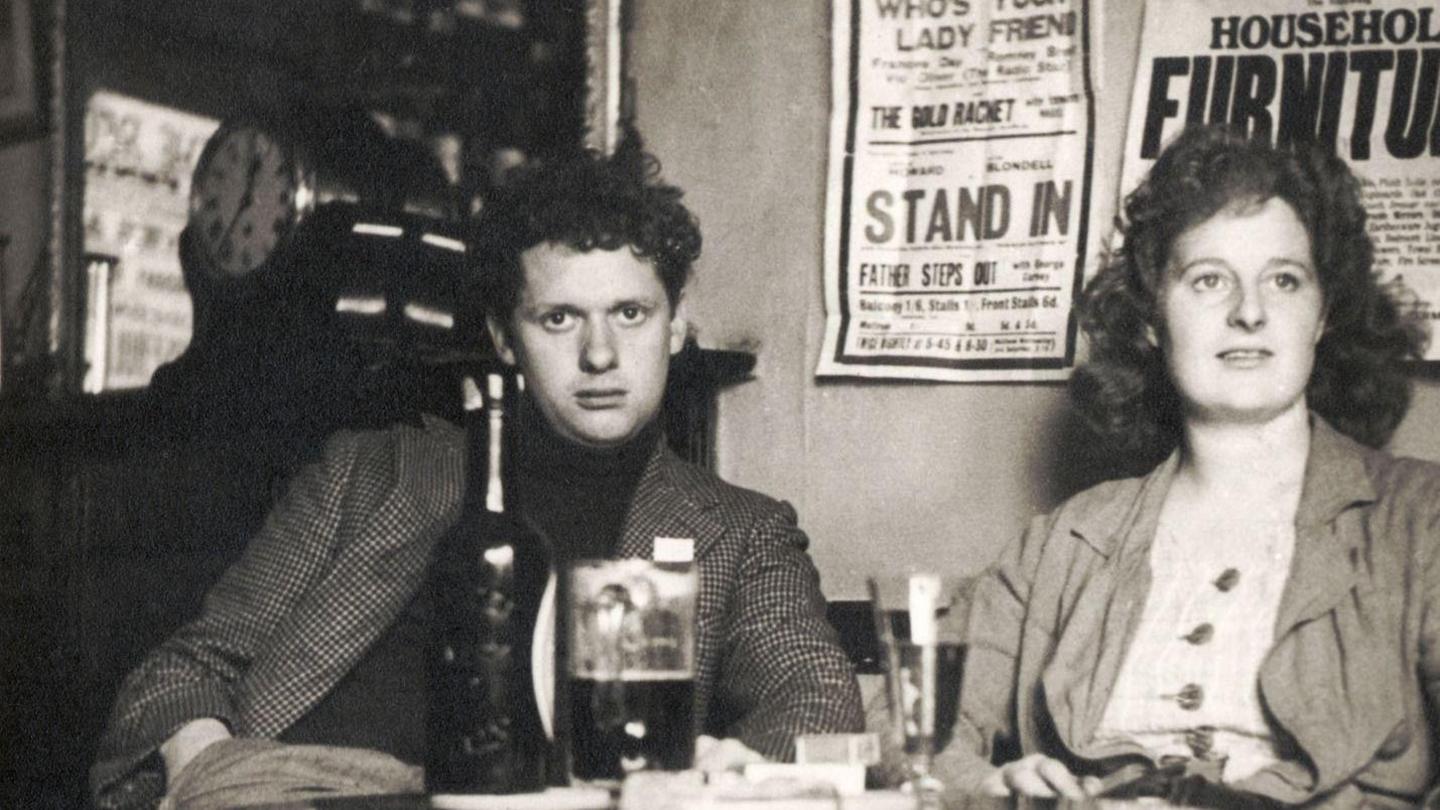 Dylan Thomas 'plagiarised other poets' repeatedly as schoolboy - BBC News