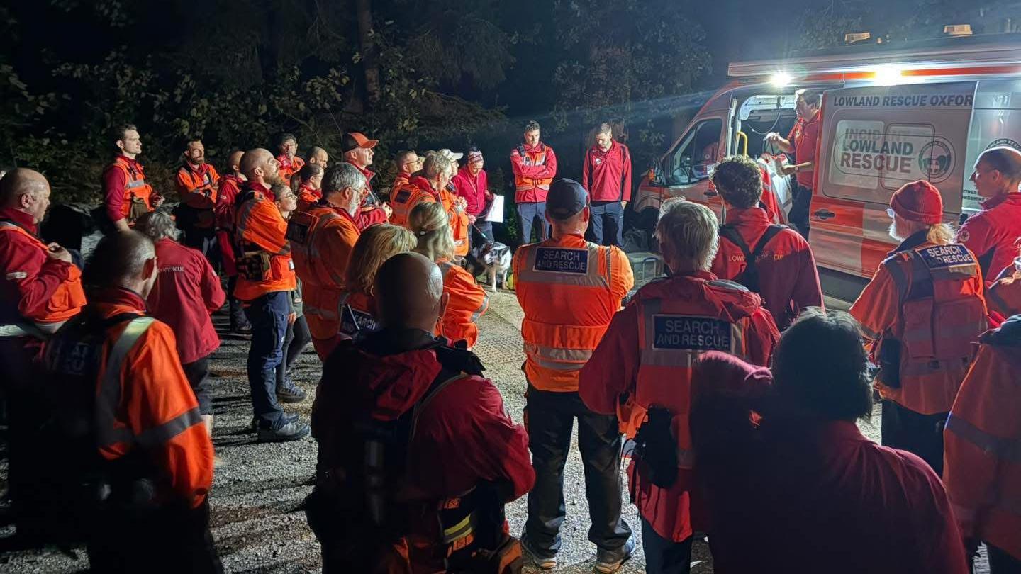 Oxfordshire rescuer will 'dig deep' during Arctic ski race - BBC News