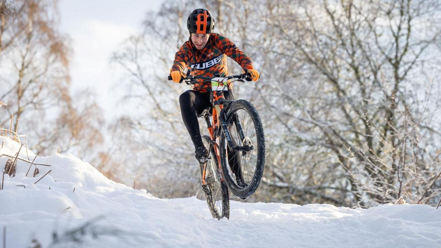 In pictures: Scotland's snowy 24-hour mountain bike race - BBC News