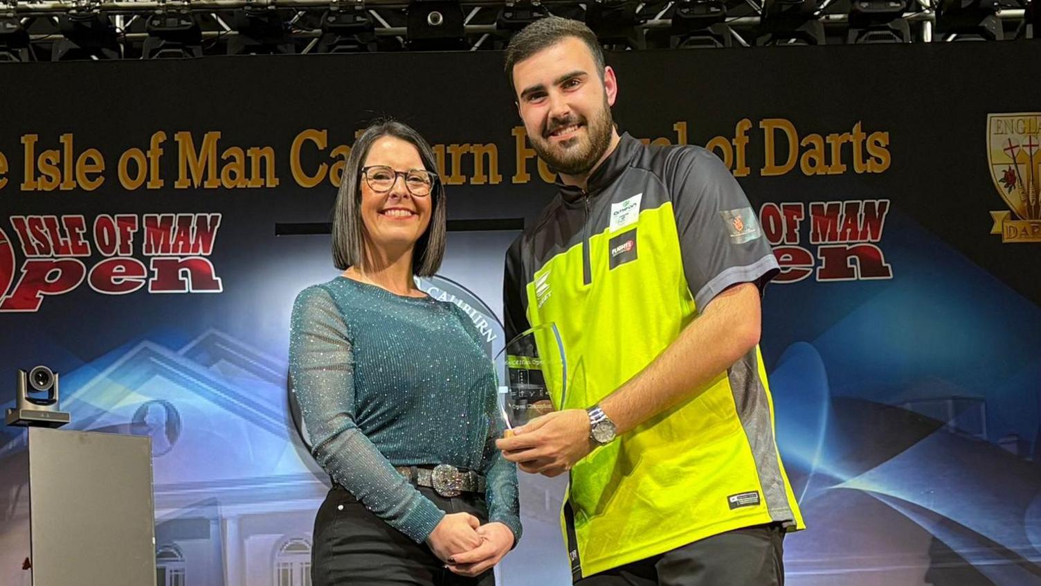 Annual darts festival celebrates 40th anniversary - BBC News
