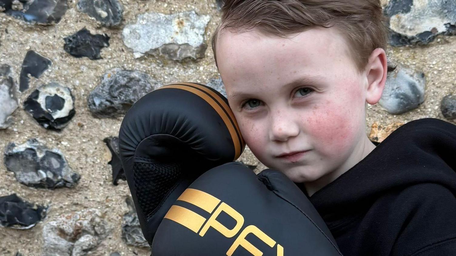 Bury St Edmunds boy takes up boxing to fight off cystic fibrosis - BBC News
