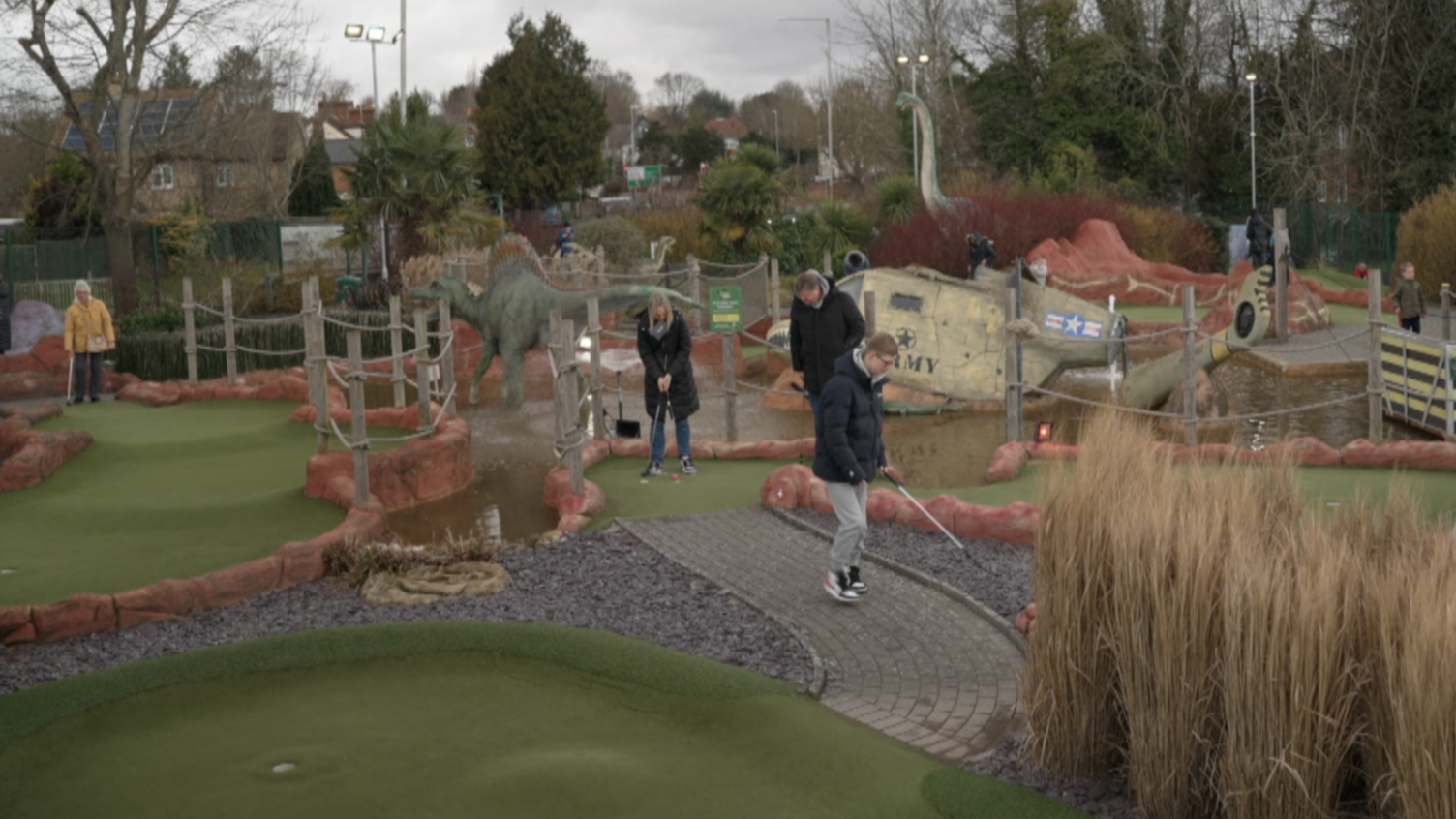 Tonbridge miniature golf course bans phones during half term - BBC News