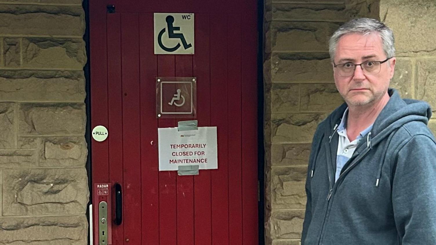 Craster visitors 'squatting in bushes' as toilets shut - BBC News