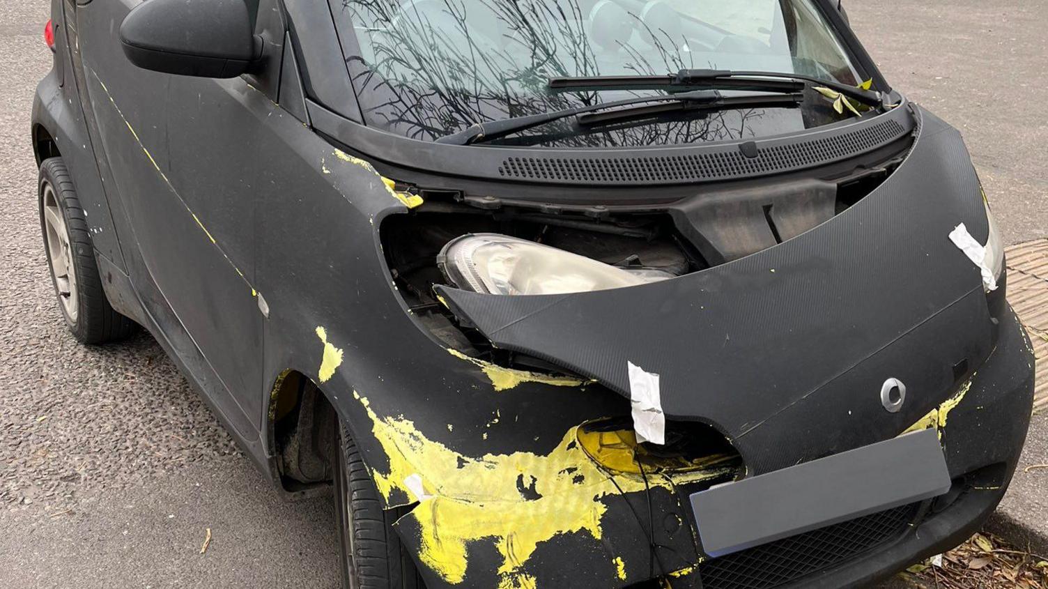 Smart car in Cambridgeshire with exposed engine pulled over - BBC News