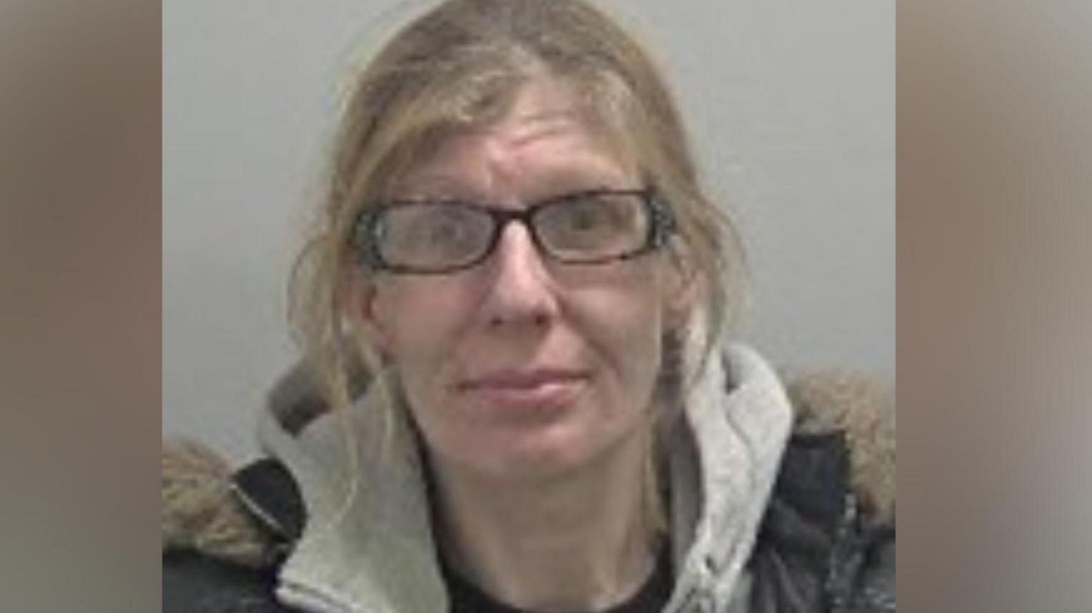Drains searched in Nuneaton in hunt for missing woman - BBC News