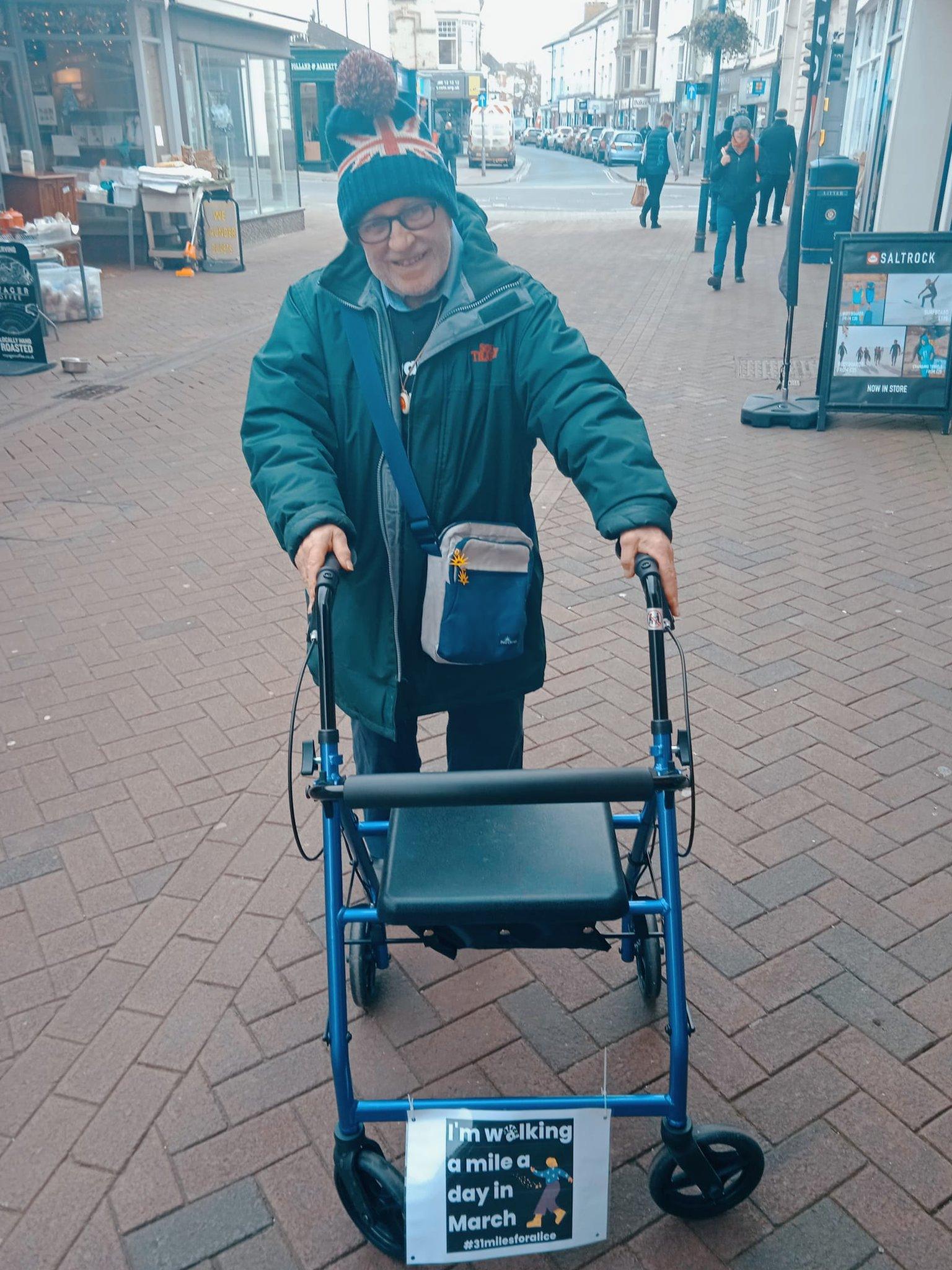 Teignmouth: Former postman walking miles for Christmas meals - BBC News