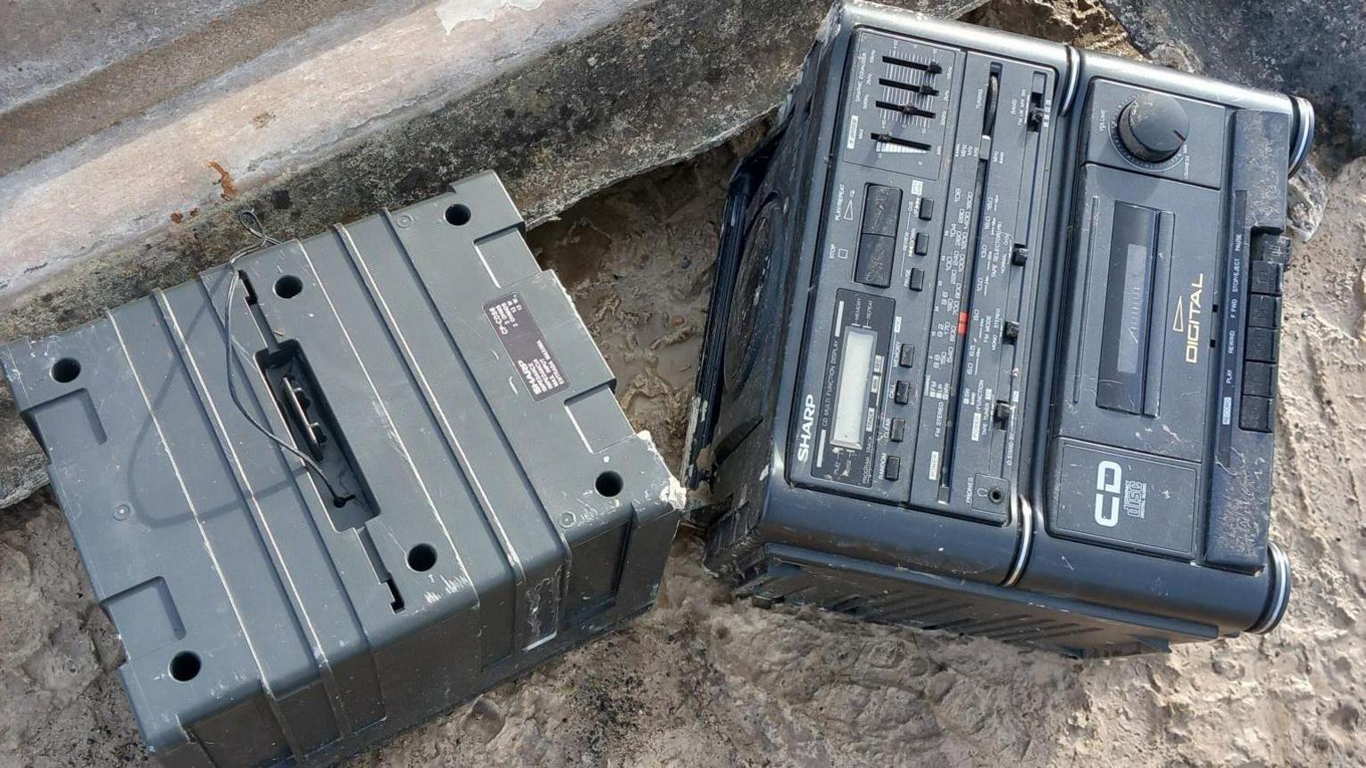 'Dangerous asbestos waste' dumped at Vale of Pewsey - BBC News