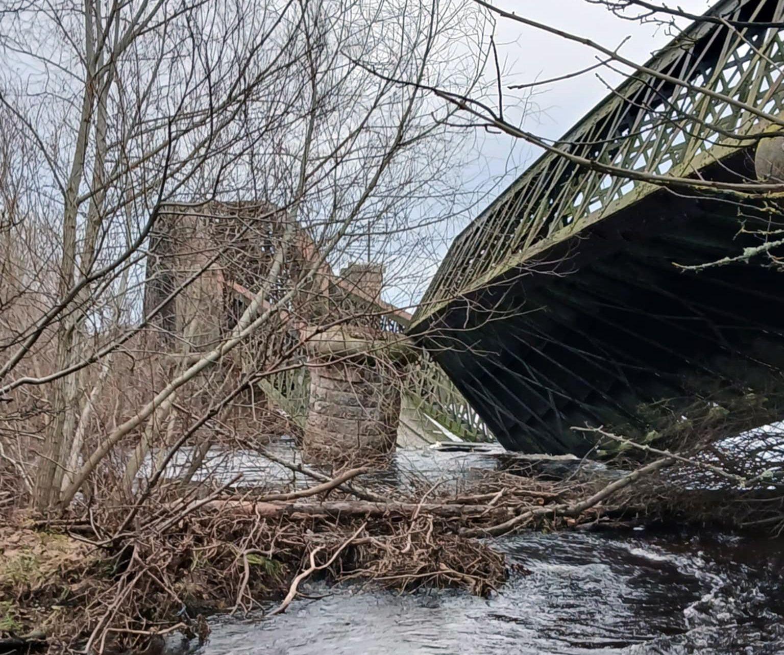 Historic rail viaduct collapses into River Spey - BBC News