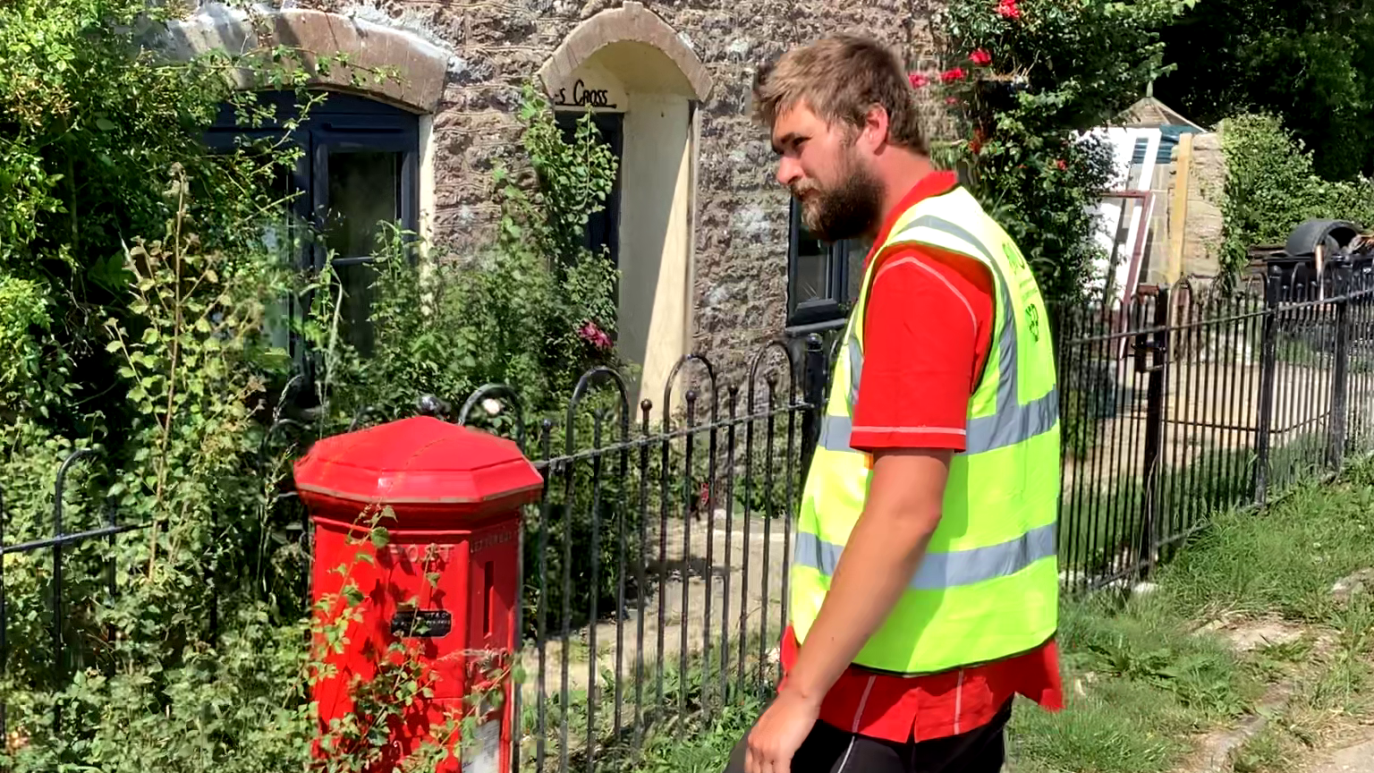 UK's oldest working postbox in Dorset draws mail heritage fans - BBC News