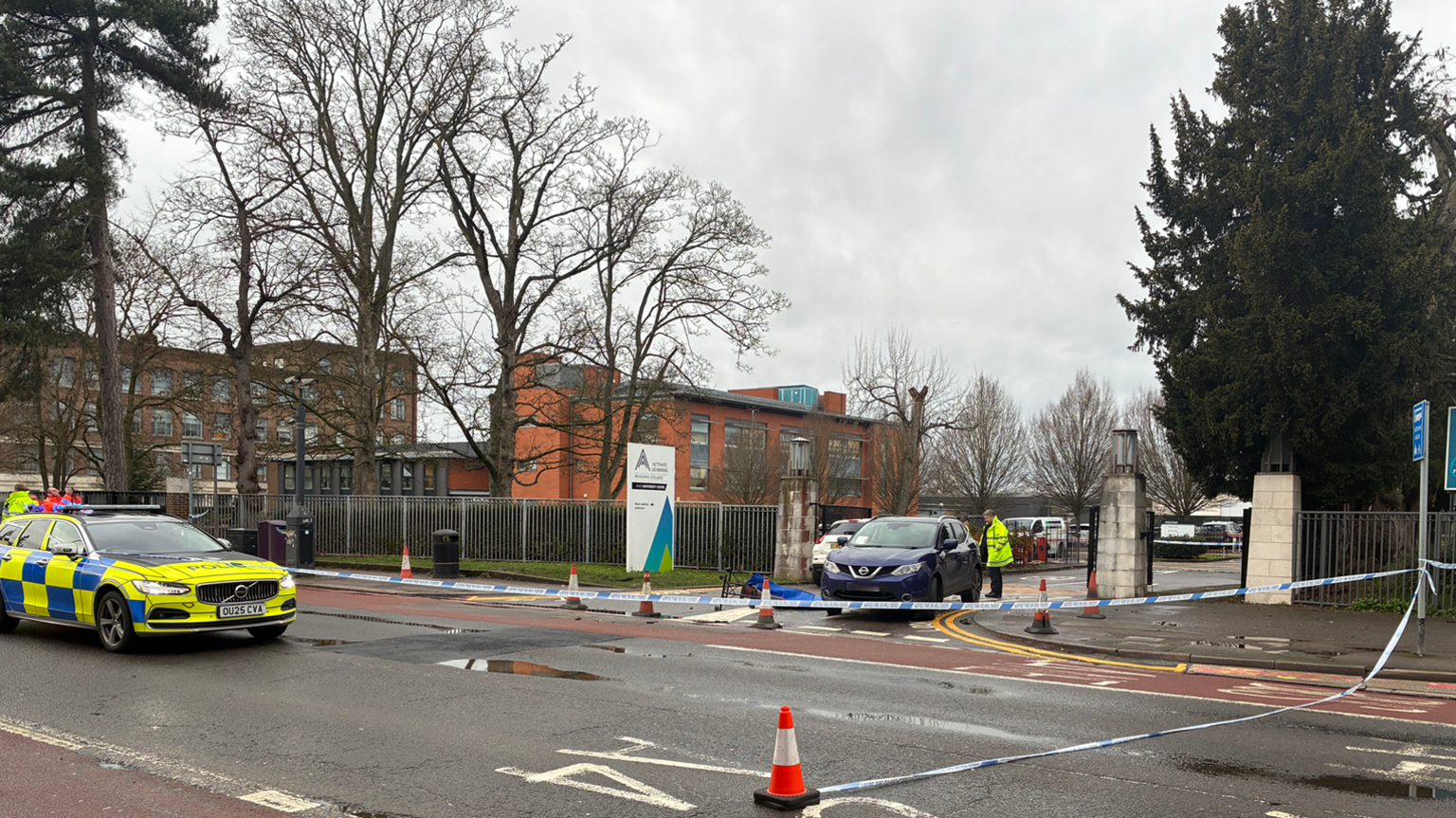 Boy in hospital after crash shut Kings Road in Reading - BBC News