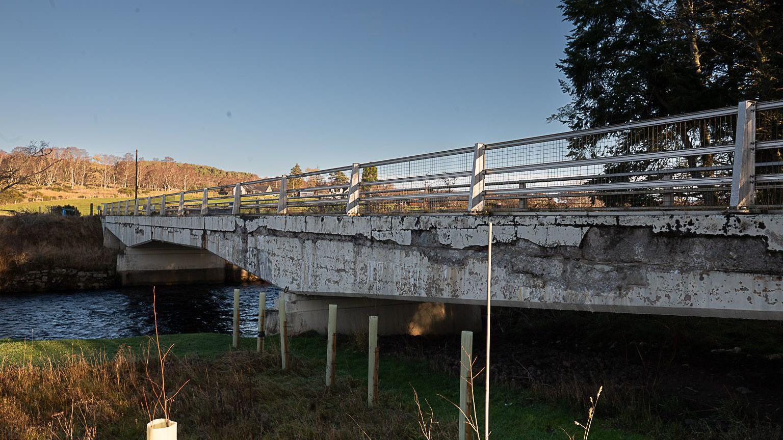 Balnaan bridge near Carrbridge to close over safety fears - BBC News