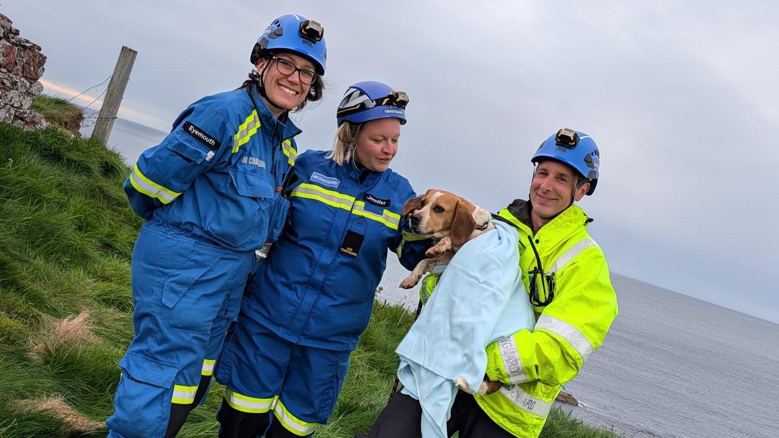 Coastguard team helps rescue dog on Eyemouth cliffside rocks - BBC News