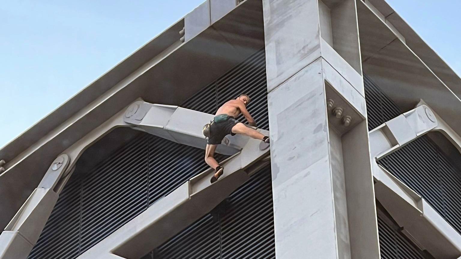 Cheesegrater: Free-climber arrested after scaling London skyscraper ...