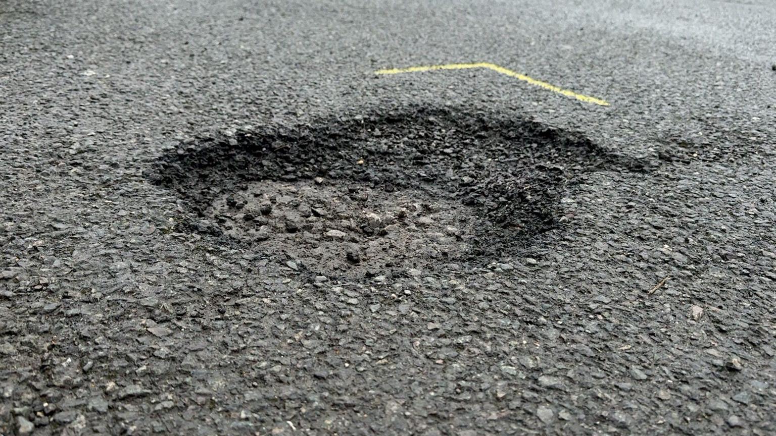 How to fix a pothole from the best in the business - BBC News