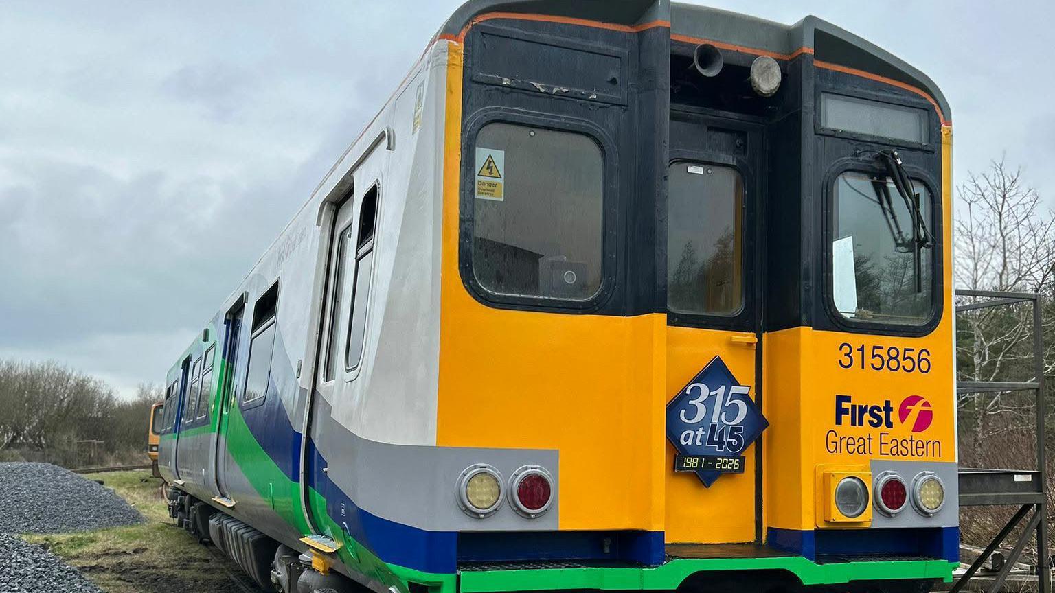 Project Yellow Submarine's revamp of Class 315 train from Essex - BBC News