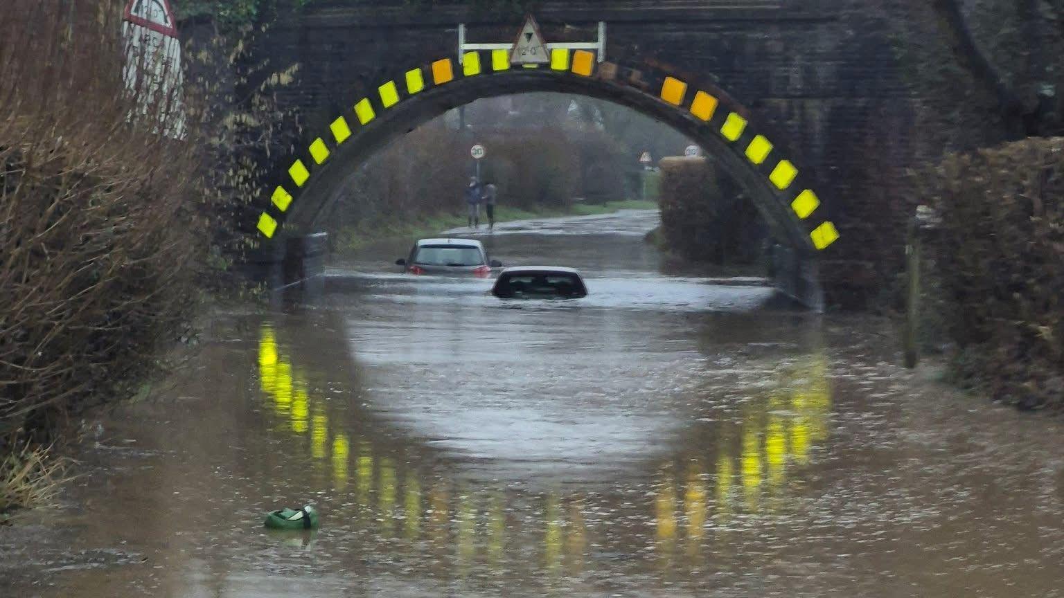 Iford Bridge Home Park residents told 'evacuate' as river rises - BBC News