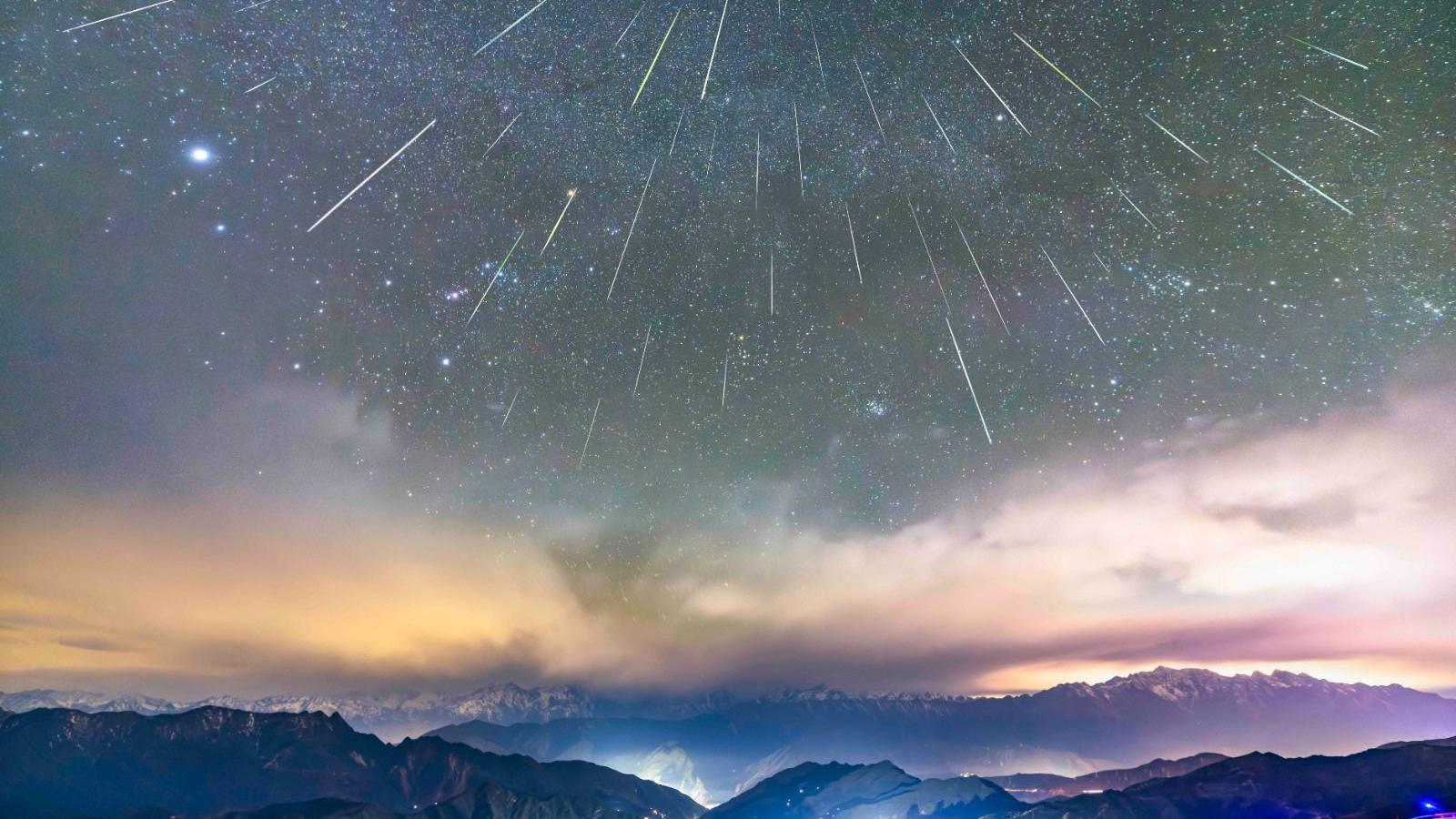 Geminid meteor shower set to light up sky during weekend peak - BBC News