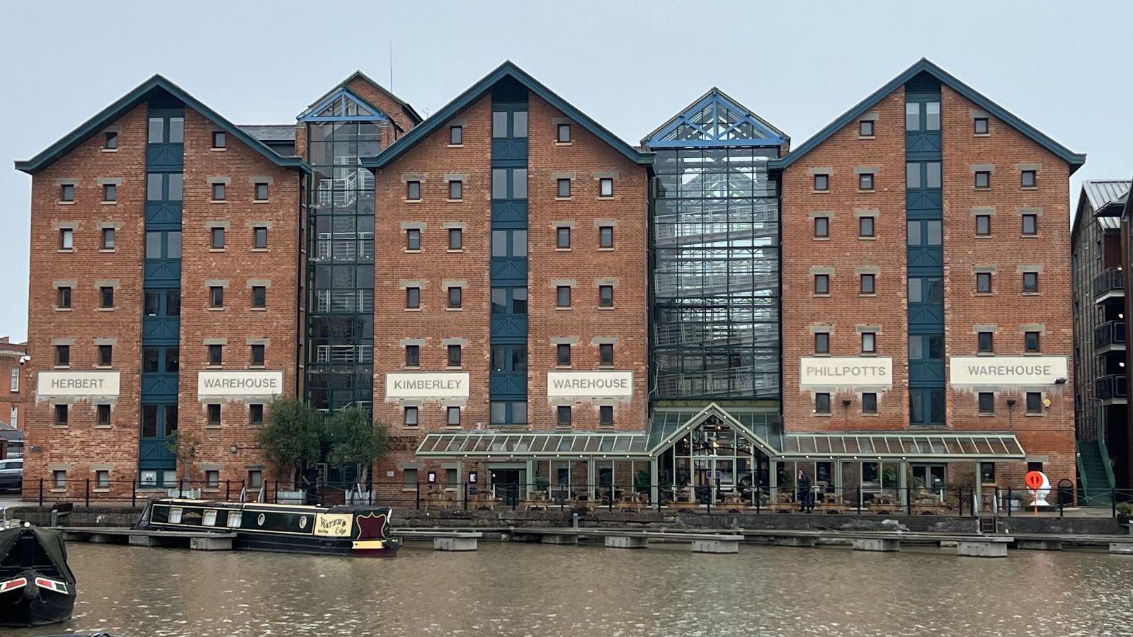 Empty Gloucester Docks building 'costing £132k to maintain' - BBC News