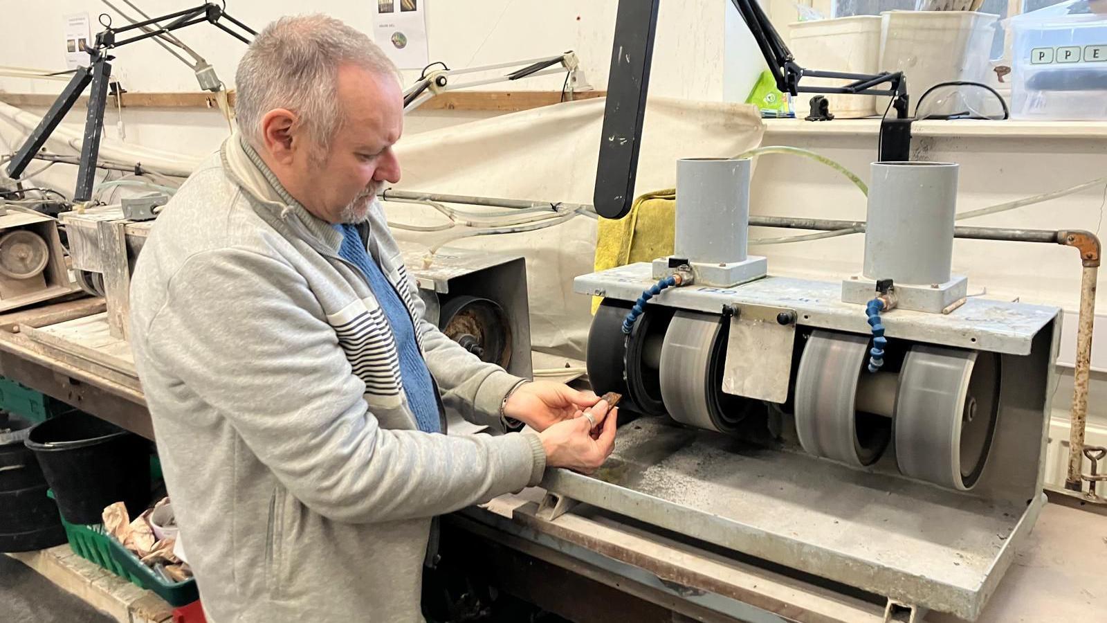 Fight to save workshop that transforms stones into gems - BBC News